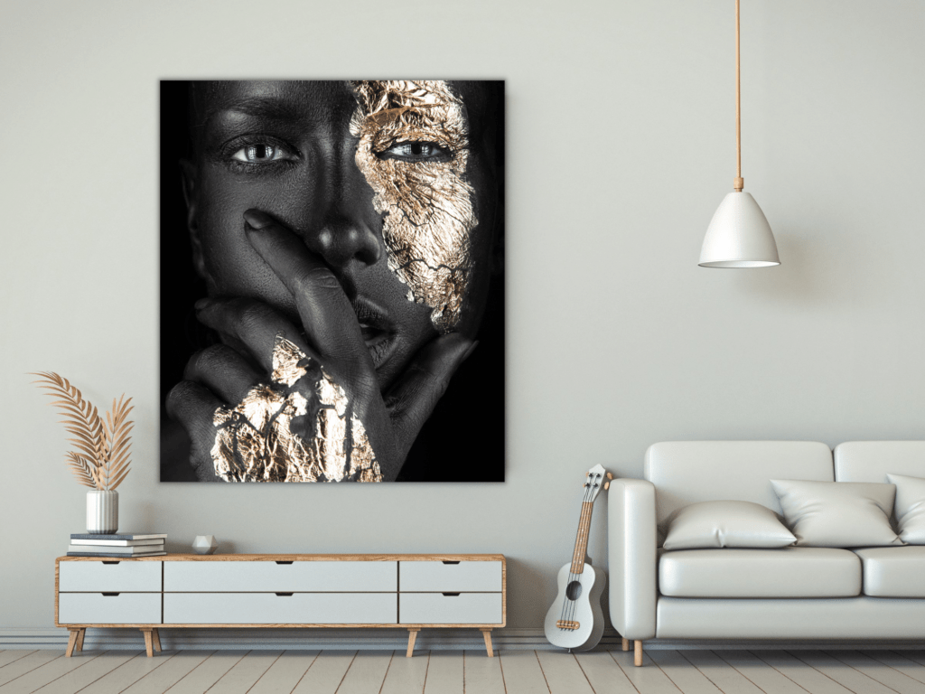 L'image d'une femme au visage doré - Tappy.fr